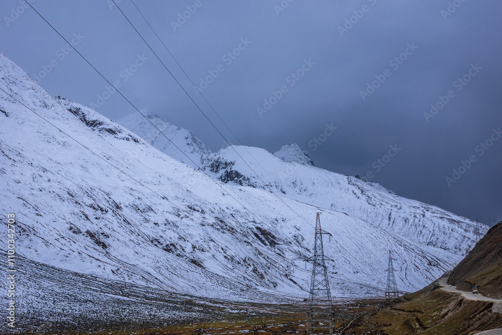 Foto de Stock View en-route to snow covered Zoji la pass at elevation ...