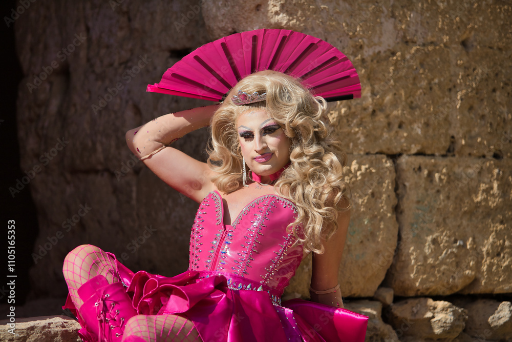 Stock-Foto „Portrait of drag queen, blonde, attractive, wearing crown ...