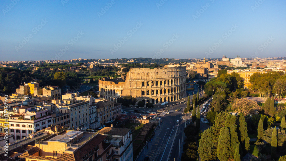 O Coliseu de Roma em um dia de sol, destacando sua grandiosidade e ...