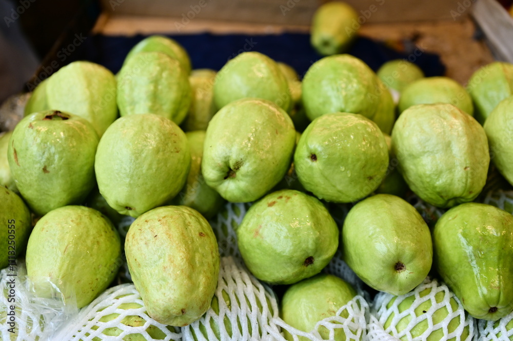 Zdjęcie bez tantiem: Taiwan guava, displayed on a rack at a fruit stall ...