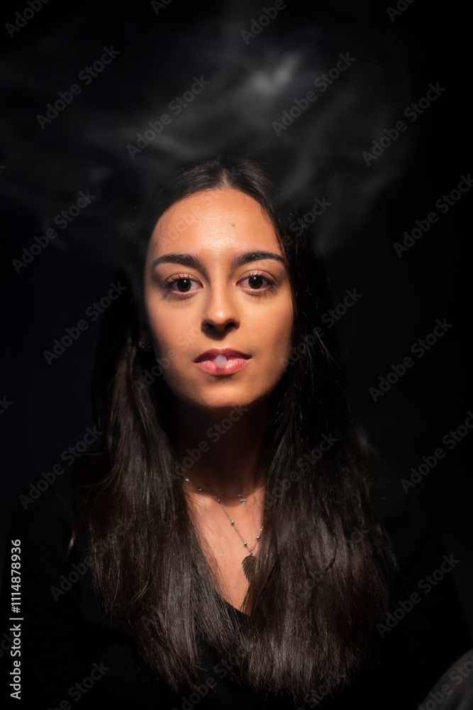 Foto de Stock mujer morena 21 años españa fumando fotos estudio 2024 ...