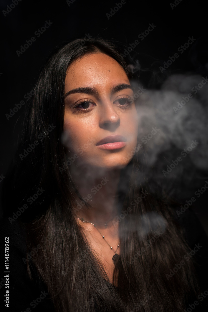 mujer morena 21 años españa fumando fotos estudio 2024 fotos con humo ...