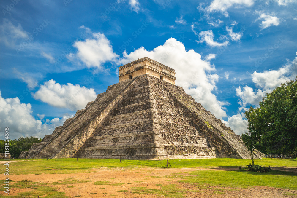 El Castillo, Temple of Kukulcan, Chichen Itza, mexico Stock Photo ...