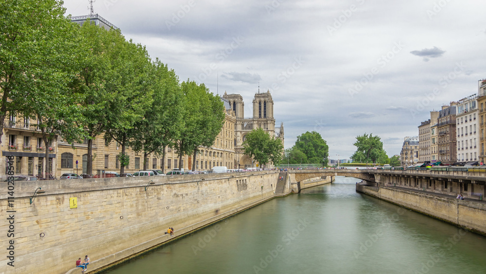 ภาพถ่าย Stock Notre Dame de Paris and Seine timelapse hyperlapse is the ...