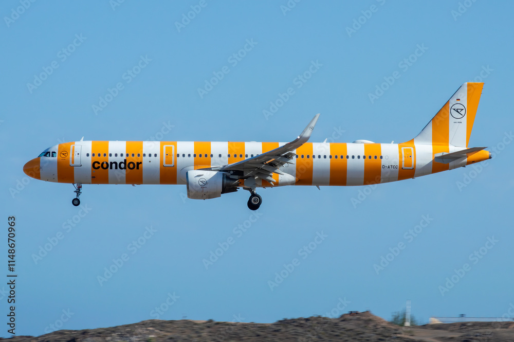 Avión de línea Airbus A321 de la aerolínea Condor con decoración Yellow ...