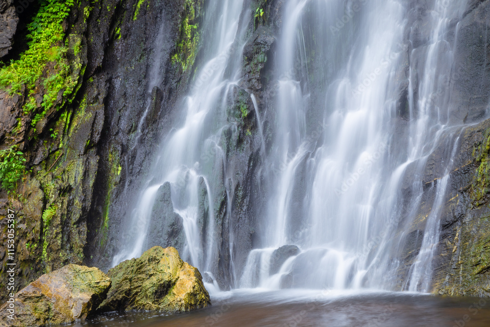 Foto Khlong Lan Waterfall is one of the most beautiful and grand ...