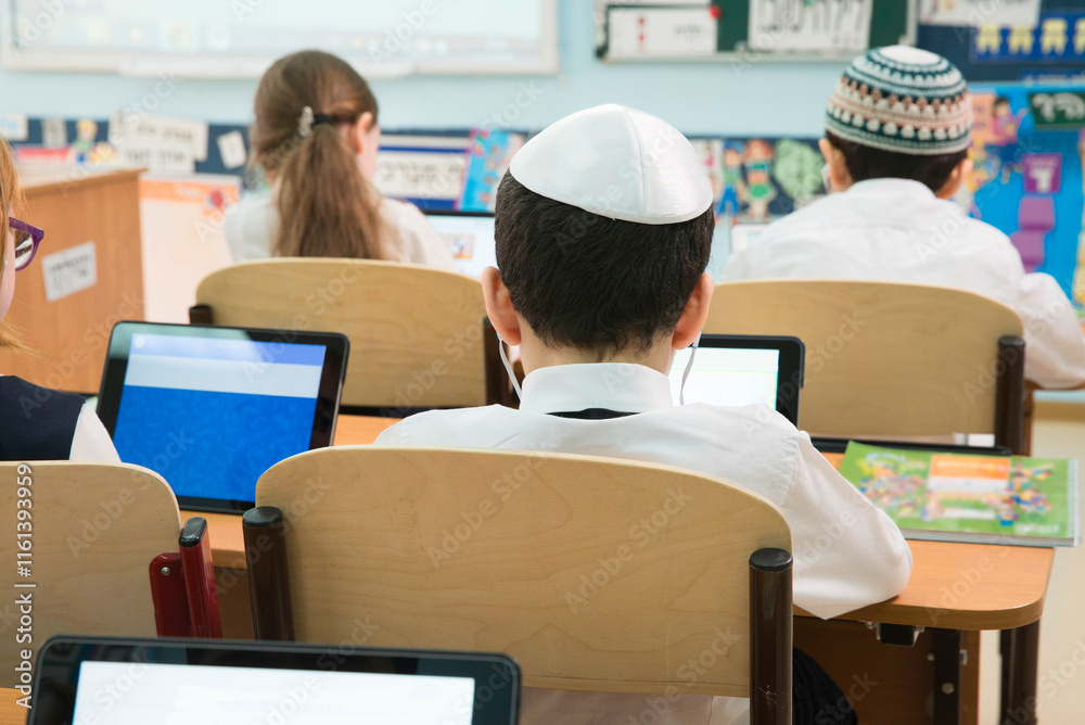 ภาพถ่าย Stock Jewish kids - girls and boys with kippah in the computer ...