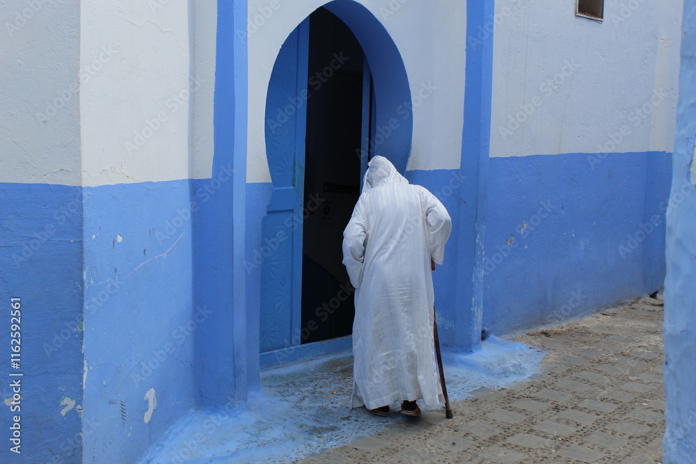 Homme vieillard âgé marocain en robe rentrant dans une mosquée de la ...