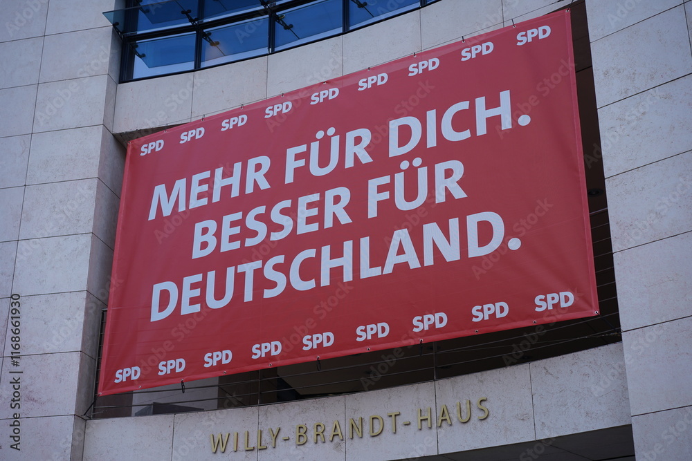 Banner der SPD zur Bundestagswahl 2025 am Willy-Brandt-Haus in Berlin ...