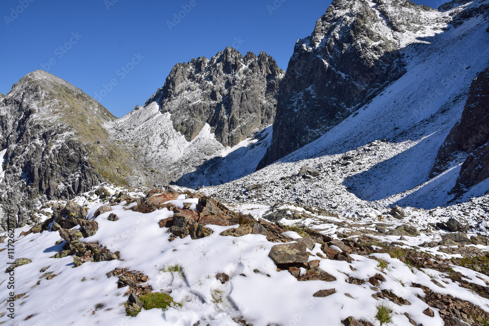 La Brèche de la Roche Fendue, vue depuis le Col de la Mine de Fer Stock ...