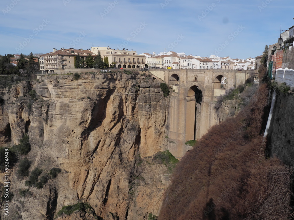 Blick auf die historische Puente Nuevo Centro de Interpretación in ...