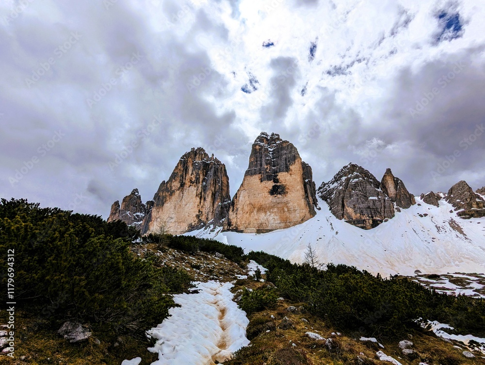 Foto de Stock Panorama view of the mountain peaks of the three merlons ...