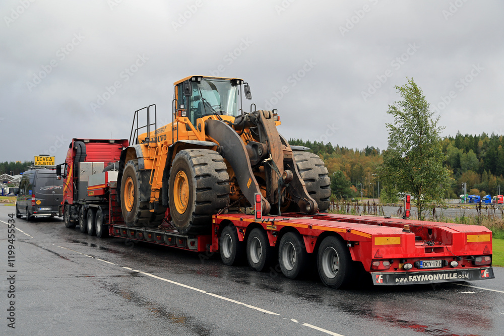 Volvo FH12 truck is ready to transport a large Volvo wheel loader on ...