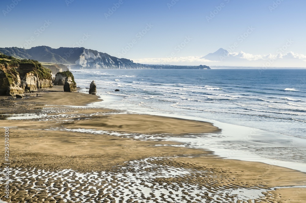 Stock-Foto „White Cliffs Beach at low tide, Mt. Tarakaki volcano on the ...