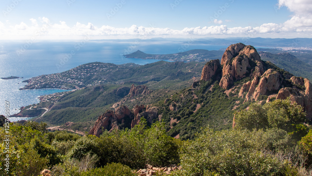 Foto de Stock Vue depuis le Cap Roux à Saint-Raphaël sur la Côte d'Azur ...