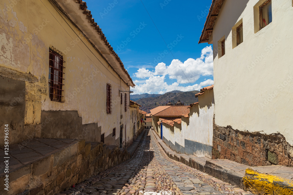 Calle empedrada en Cusco, Perú, con arquitectura colonial y vistas ...