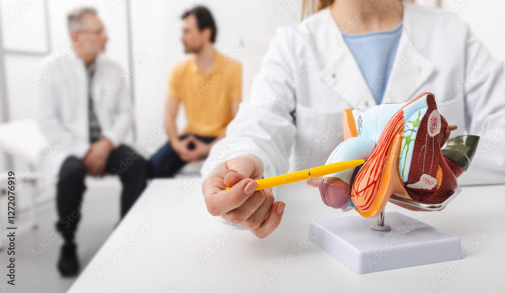 Foto de Stock Varicocele treatment. Doctor showing varicose veins or ...