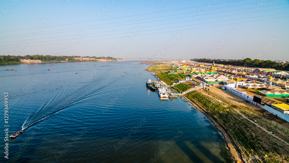 Foto de Stock Aerial view of tent city and Triveni Sangam at The Maha ...