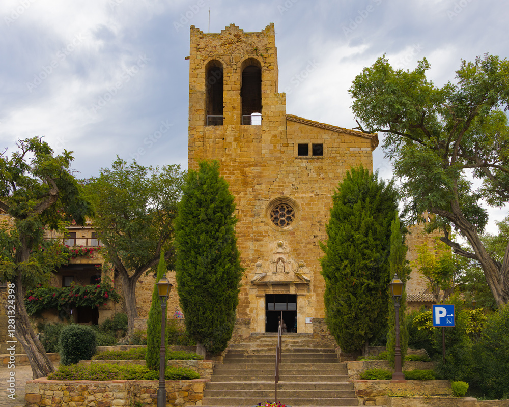 Iglesia medieval de piedra con campanario y escalinata rodeada de ...