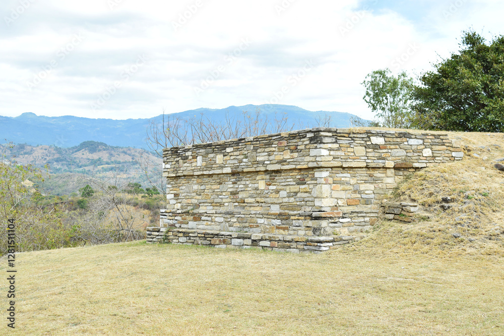 Pirámide antigua en las ruinas de la ciudad de Mixco Viejo, usada como ...