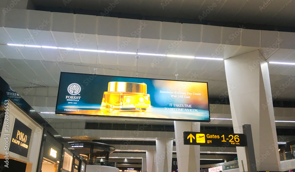 Foto de Stock Gate Direction Signage at Departure Hall, Terminal 3 of ...