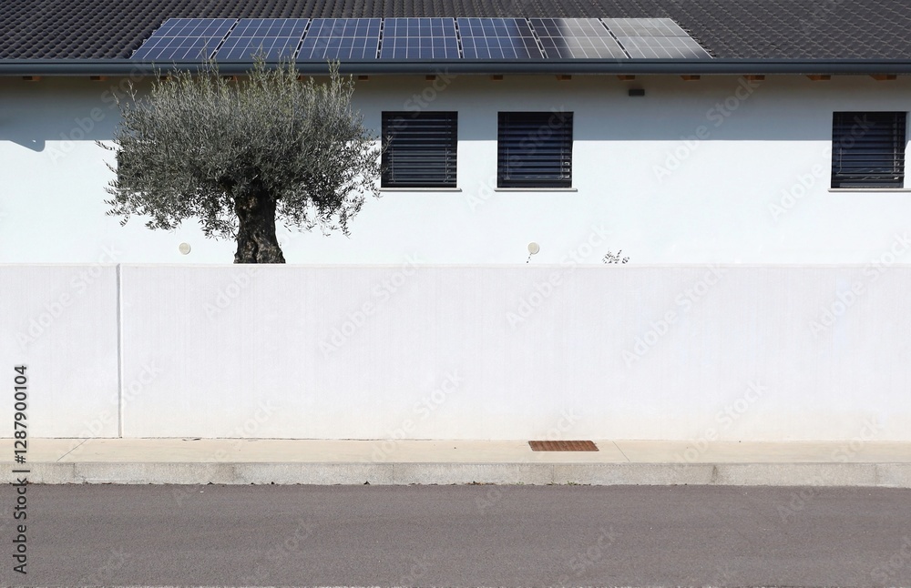 Foto de Stock White plaster house fence at roadside. Modern house ...