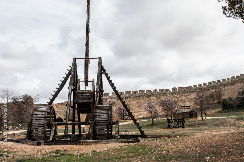 Una réplica de una máquina de asedio medieval hecha de madera, con un ...
