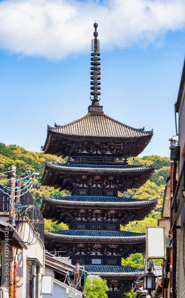 View with the iconic Yasaka Pagoda Hokan-ji Temple in Kyoto, Japan ...