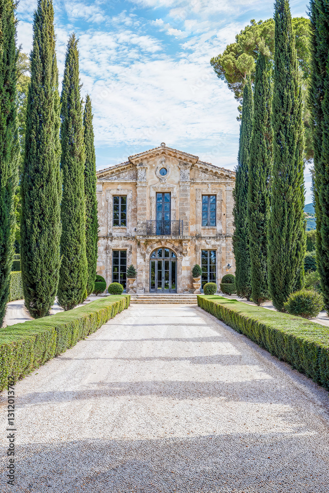 Mas provençal au bout d'une allée bordée de cyprès - format vertical ...