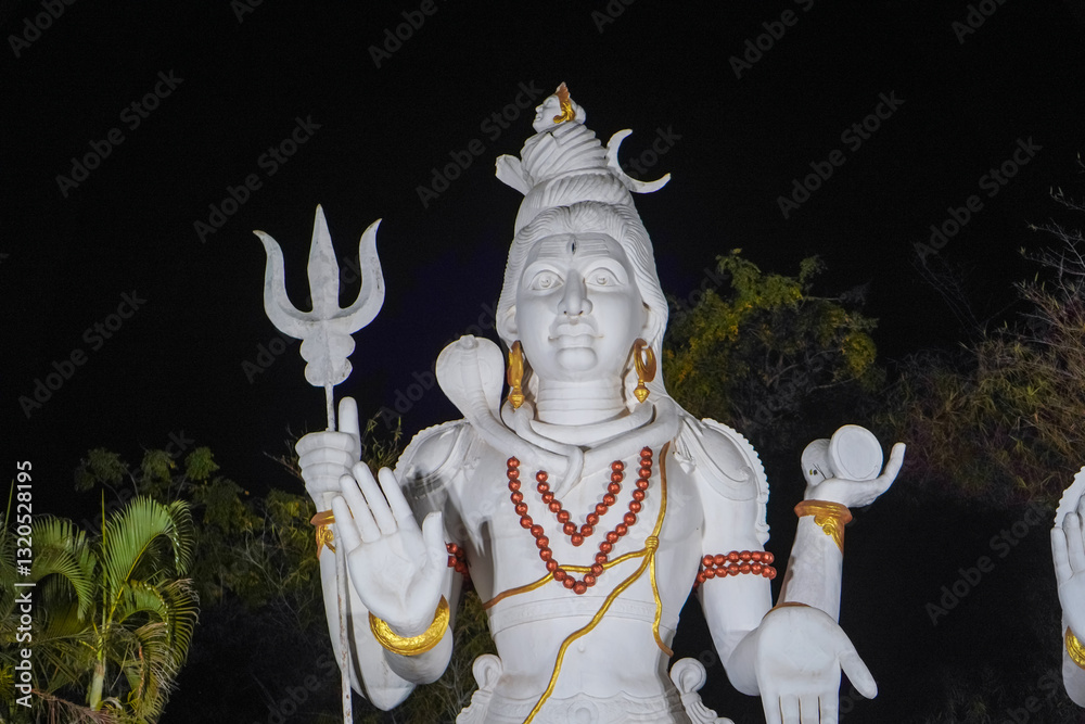 Foto de Stock Lord Shiva statue at night, Hindu deity Shiva sculpture ...
