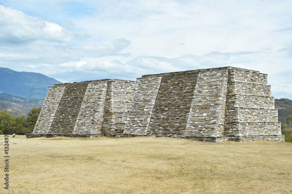 Pirámides idénticas en las ruinas de Mixco Viejo, destino turístico en ...