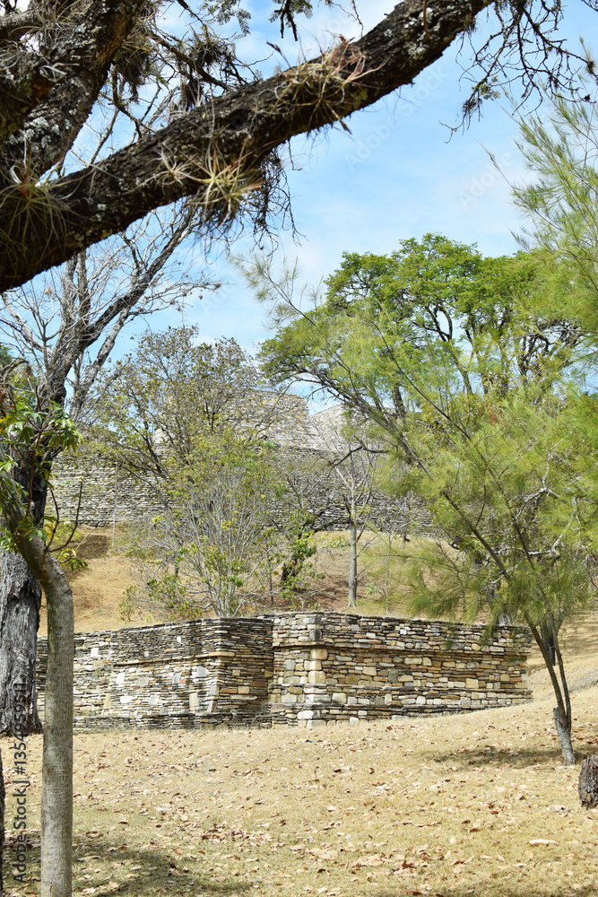 Ruinas de Mixco Viejo en medio de la naturaleza, parque arqueológico en ...
