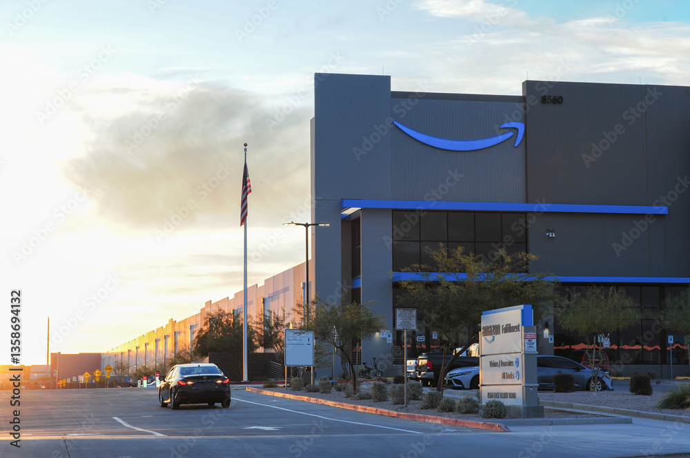 Zdjęcie bez tantiem: Amazon Fulfillment Center exterior at sunrise with ...