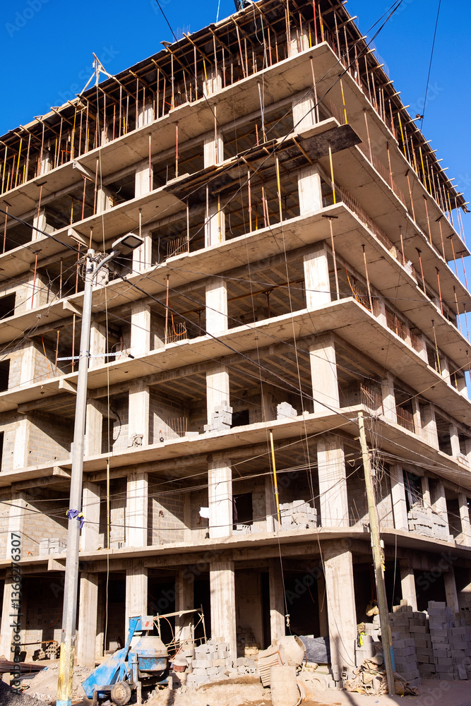 scène urbaine avec un immeuble en construction dans la ville de Dakar au Sénégal en Afrique ...