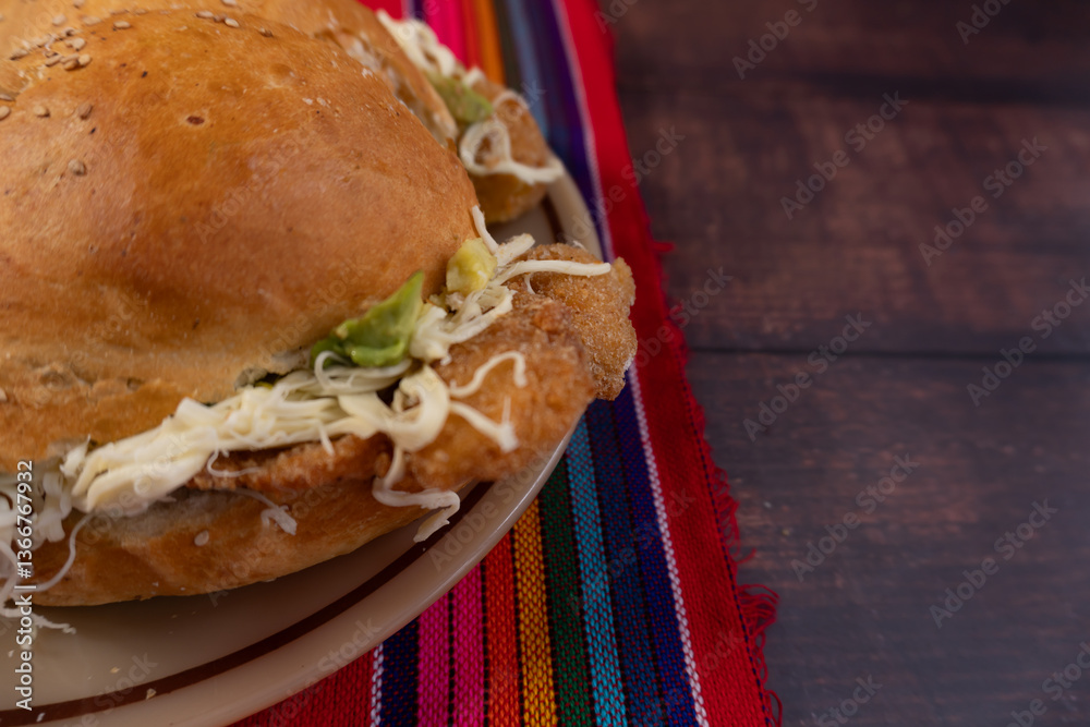 Cemita poblana, comida típica de la región, Puebla, México, en mesa de ...