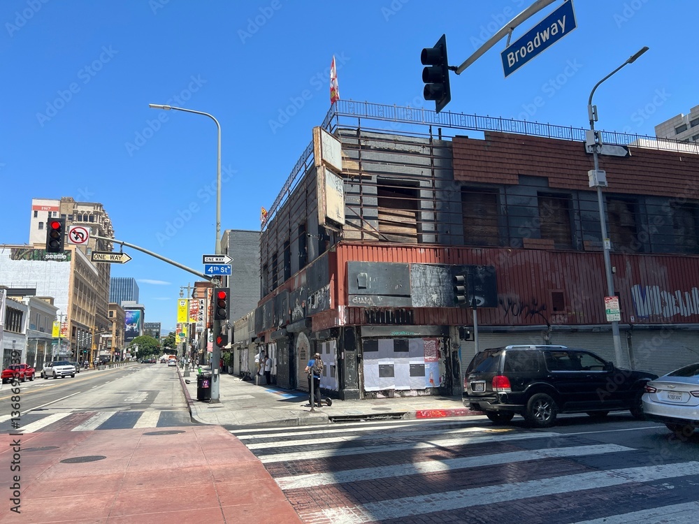 Foto de Stock LOS ANGELES, CA, AUG 5, 2024: run-down building at ...