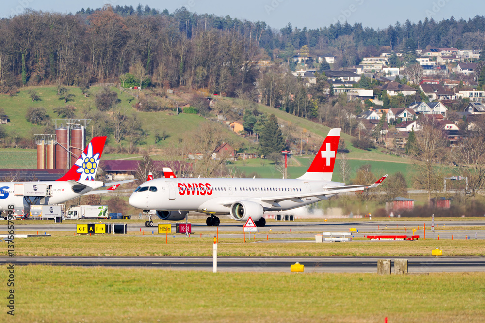 Zdjęcie bez tantiem: Swiss passenger airplane Airbus A220-300 ...