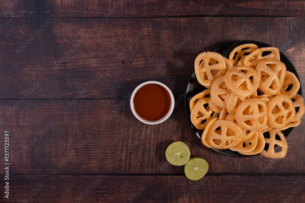 Vista superior de mesa de madera con botana, chicharrines fritos, con ...