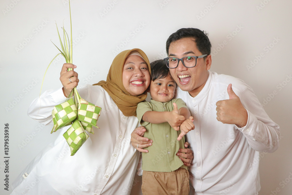 Foto de Stock Indonesian Muslim family weaving ketupat rice dumpling ...