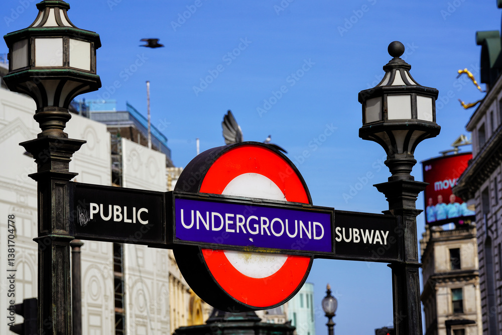 Foto de Stock Piccadilly Circus Public Subway Transport Signage, TFL ...