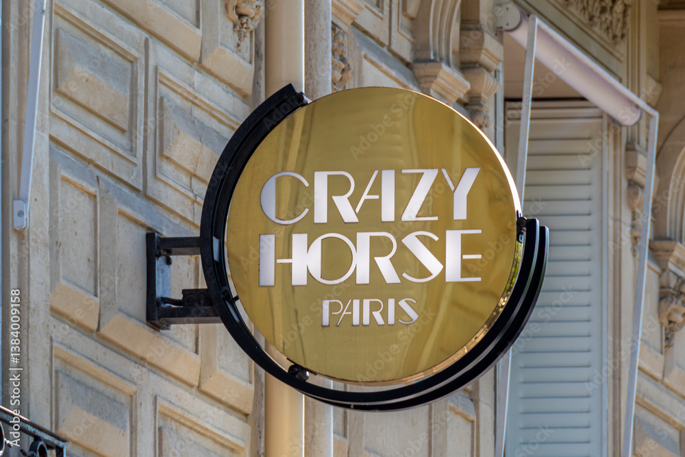 Foto de Stock Paris, France - 4 avril 2025: Enseigne et logo du Crazy ...