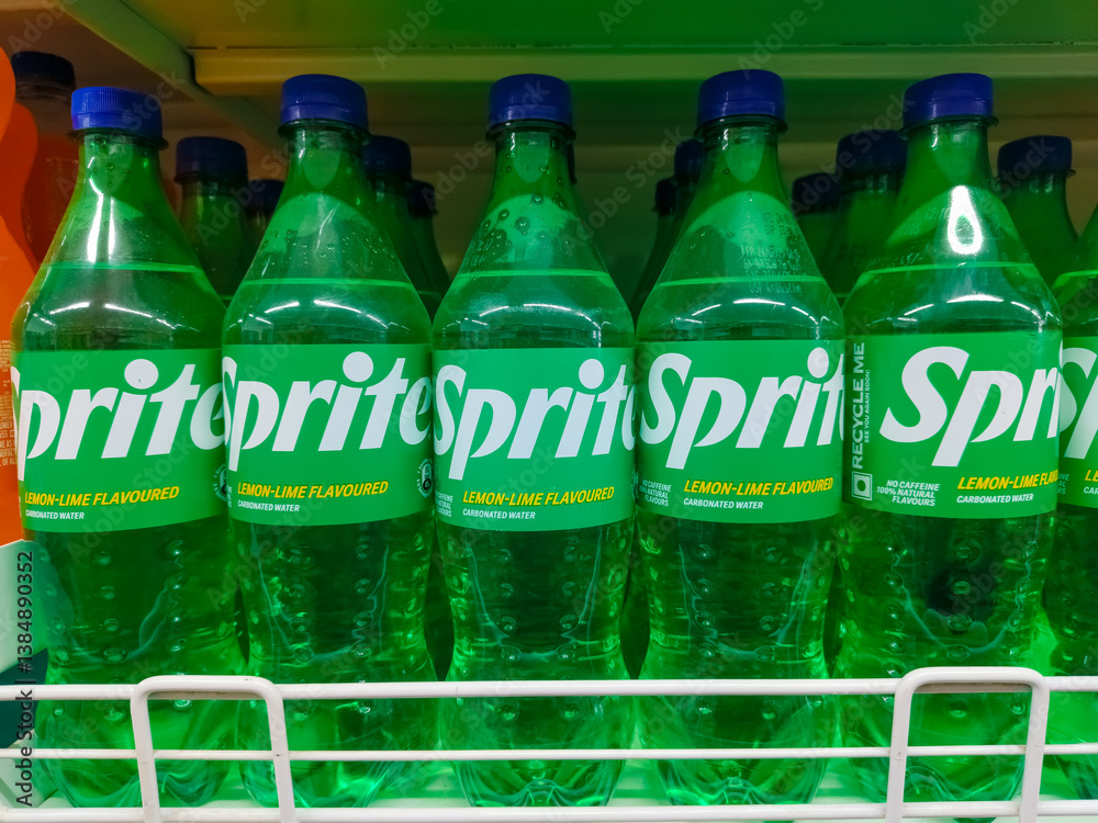 Foto de Stock Sprit, Pepsi, Mirinda, Bisleri soda, fanta, limca, 7up ...