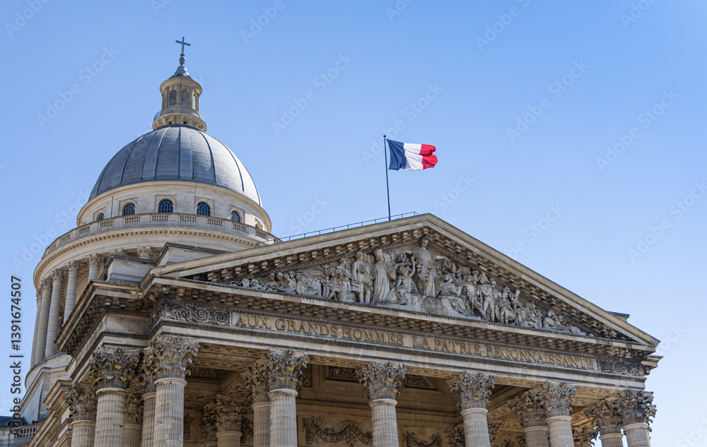 Foto de Stock Le panthéon à Paris, symbole de la France, avec un ...