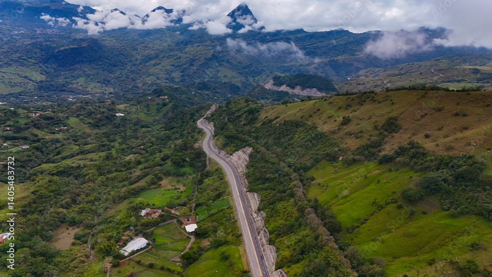 Foto aérea tomada con drone sobre la nueva vía que pertenece a la "Conexión Pacífico 1" unidad ...