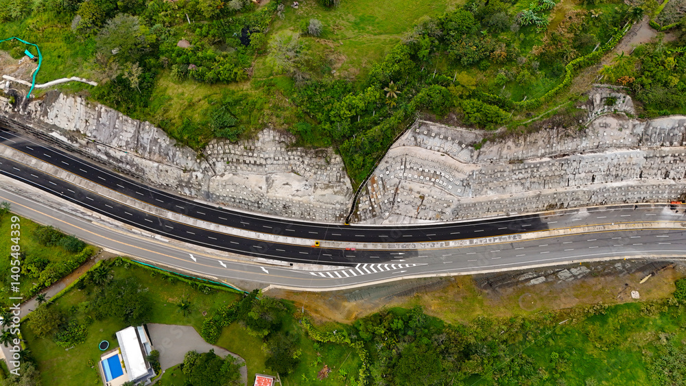 Foto aérea tomada con drone sobre la nueva vía que pertenece a la "Conexión Pacífico 1" unidad ...