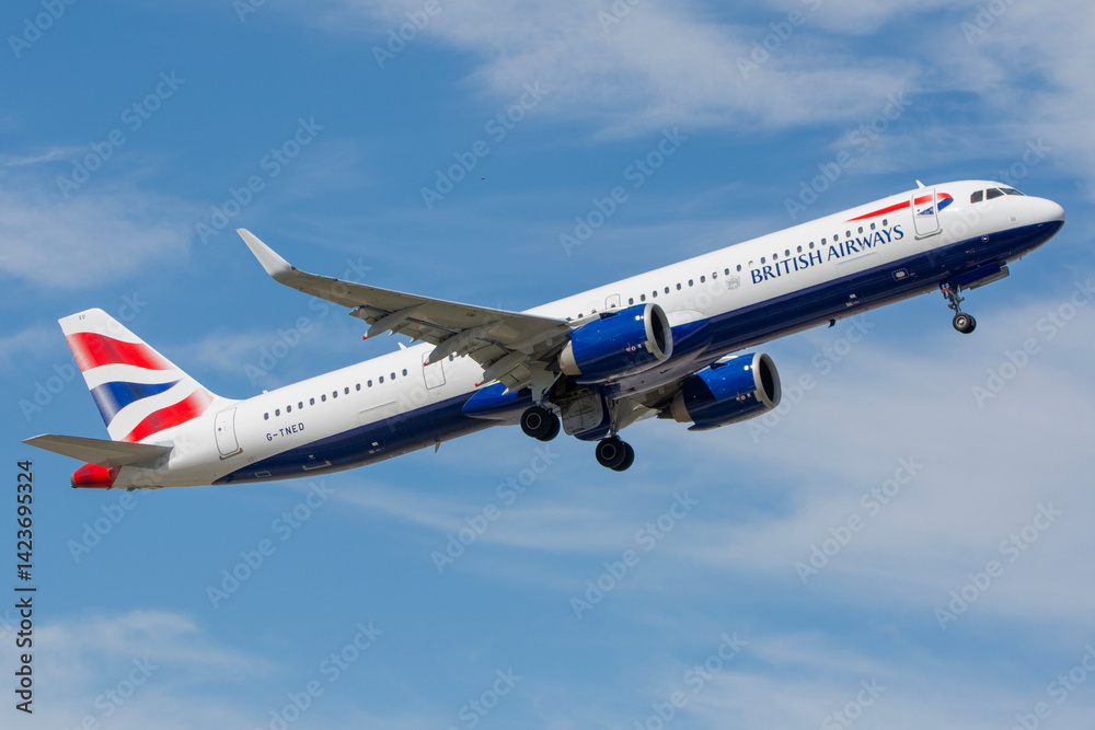 Photo Stock Avión de línea moderno Airbus A321 de la aerolínea British ...