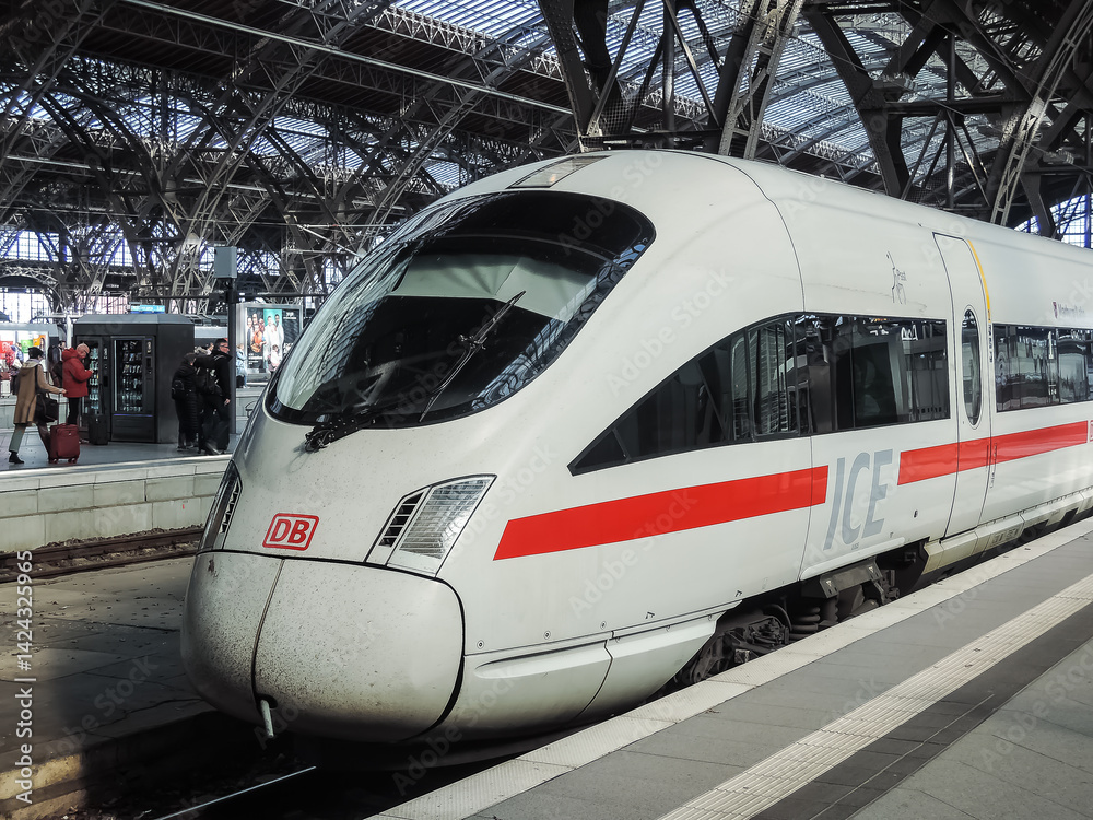 ICE 3 high-speed train at Leipzig main railway station Hauptbahnhof Hbf ...