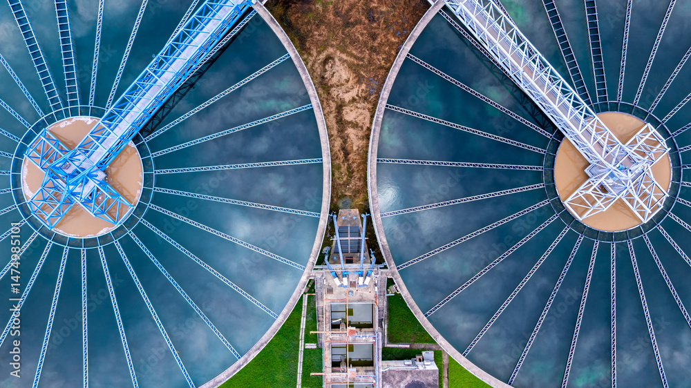 Zdjęcie bez tantiem: Aerial view circular clarifier tank at wastewater ...
