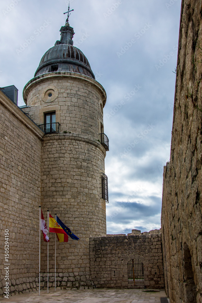19 de Abril de 2025. Simancas, Valladolid.Fachada del edificio medieval ...