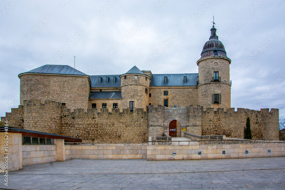 19 de Abril de 2025. Simancas, Valladolid.Fachada del edificio medieval ...
